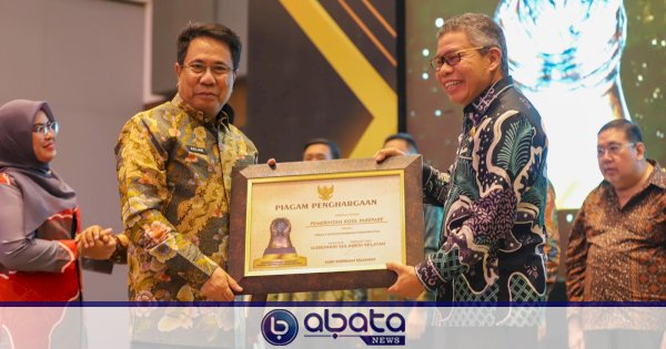 Taufan Pawe Raih Penghargaan Paritrana dari BPJS Ketenagakerjaan