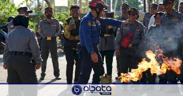 Satpol PP dan Damkarmat Makassar Latih Satlinmas Tangani Kebakaran Tabung Gas