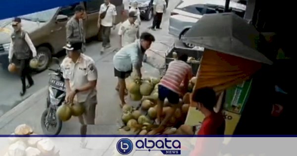 Satpol PP Dirujak Netizen Gegara Ambil Kelapa Milik Pedagang Saat Penertiban